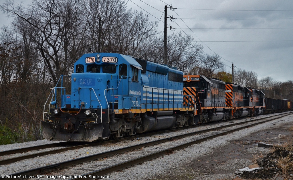 WE 7370 waits with the loads and 3 companions.